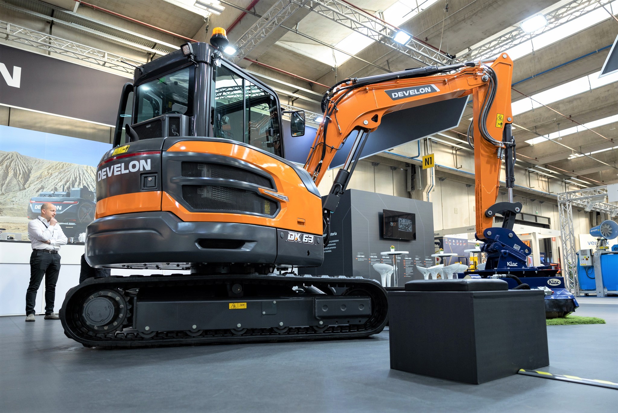 Develon, a Samoter per la prima volta in Europa | e-construction