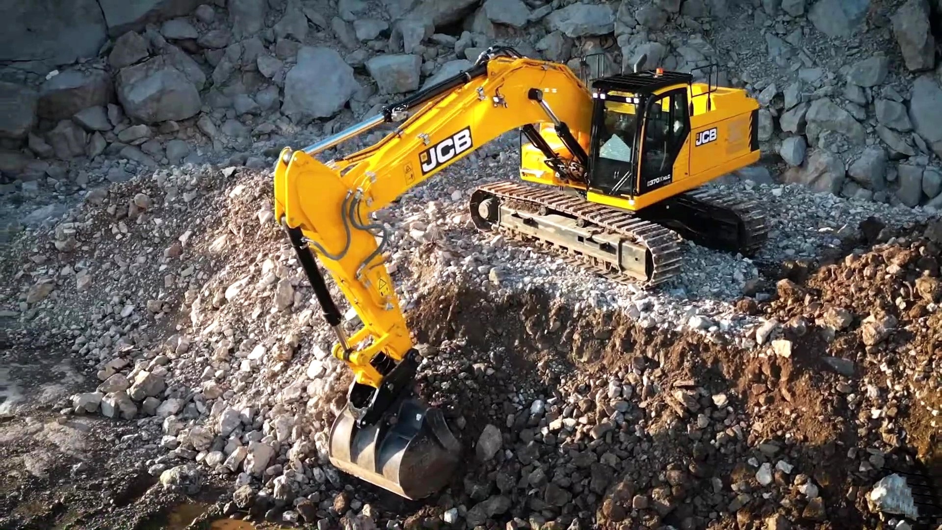 JCB ha presentato il nuovo escavatore 370X da 38 tonnellate