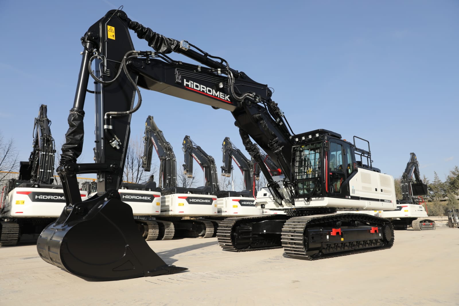 HIDROMEK presenta la versione triplice del suo HMK390NLC HD