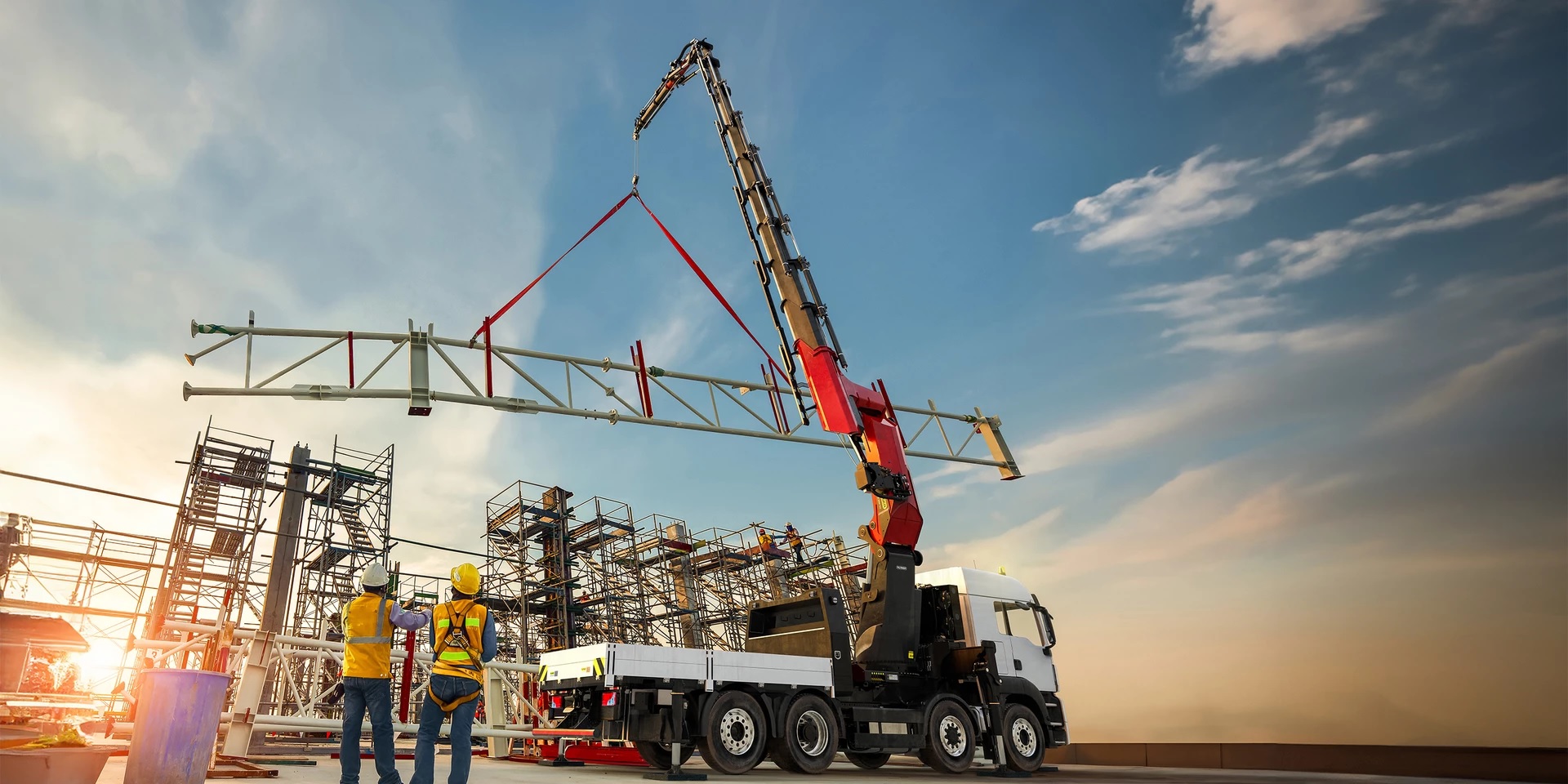 Palfinger ha presentato due nuove gru TEC per carichi pesanti.