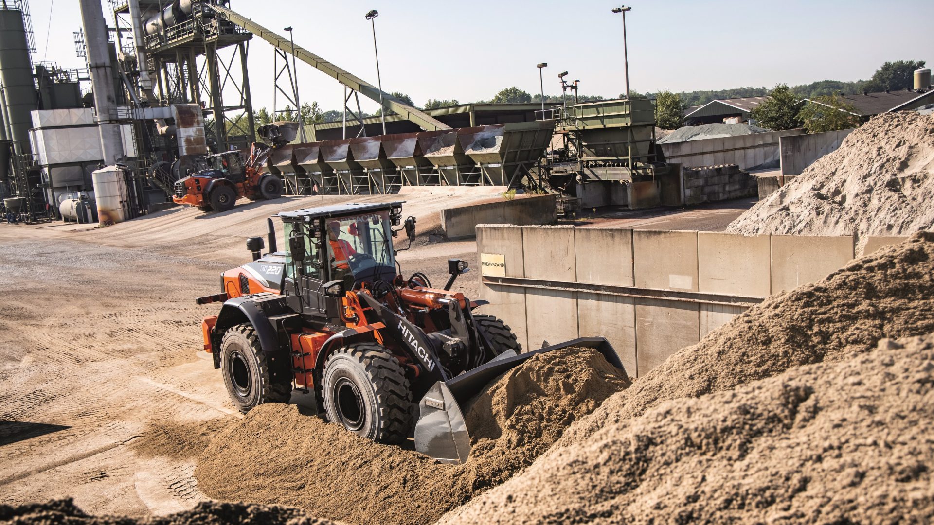 HITACHI ZW220-7, upload nelle pale gommate | e-construction