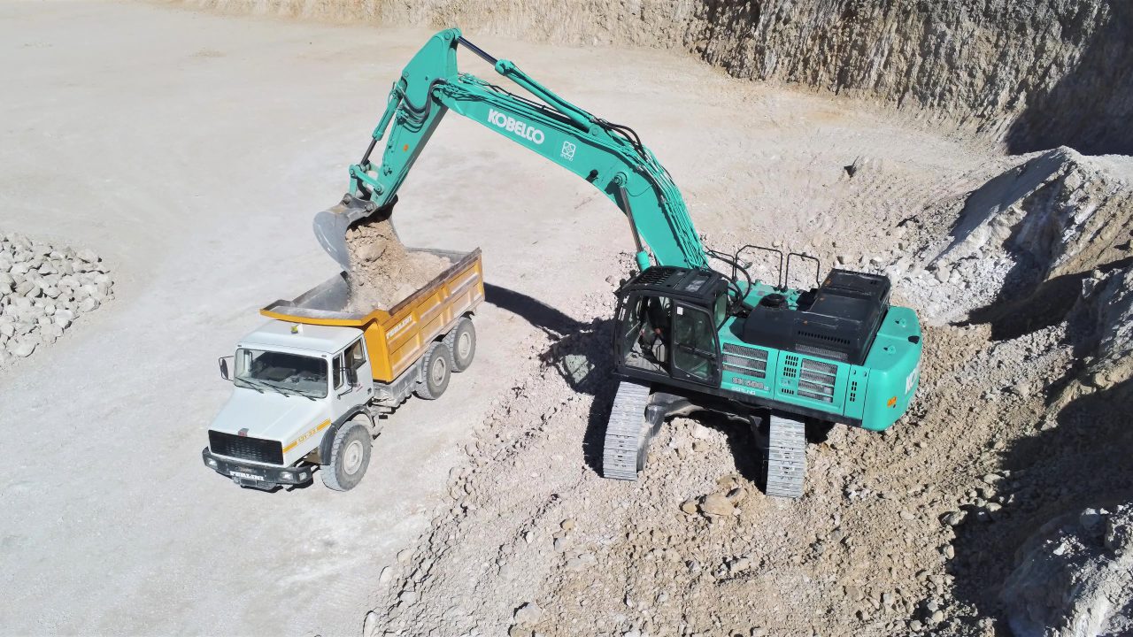 Kobelco SK500LC-10, stakanovista della cava | e-construction