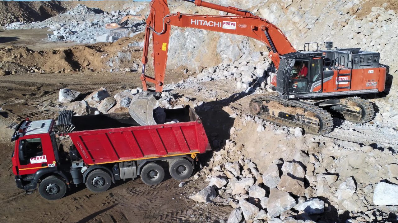Hitachi ZX530LCH-7, il palestrato. | e-construction