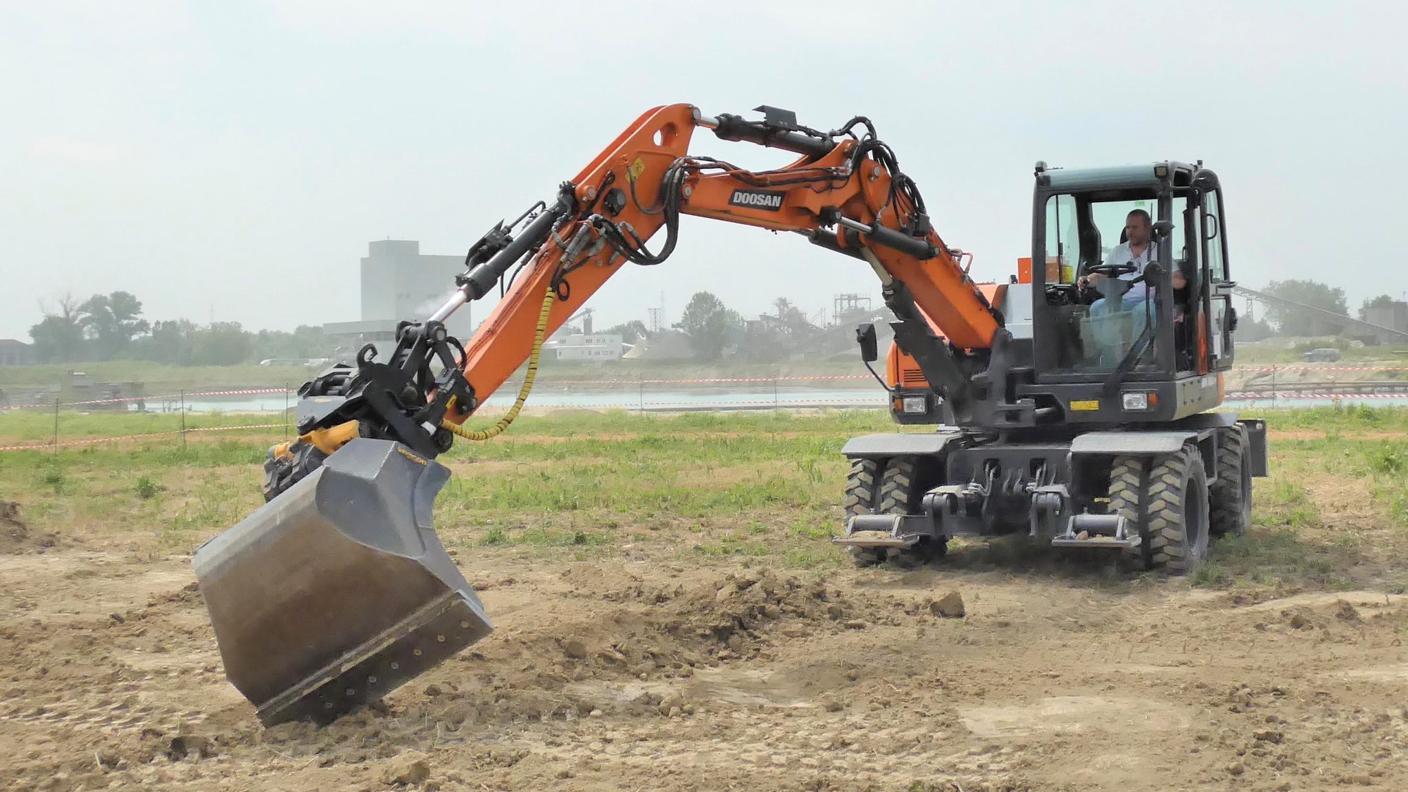 Doosan DX100W-7, come va il piccolo gommato coreano | e-construction