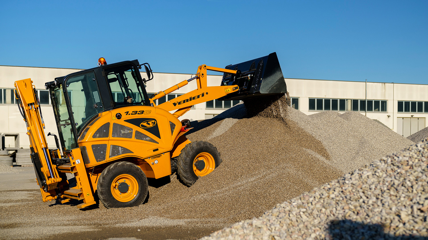 Venieri 1.33C, porta attrezzi super-compatta | e-construction