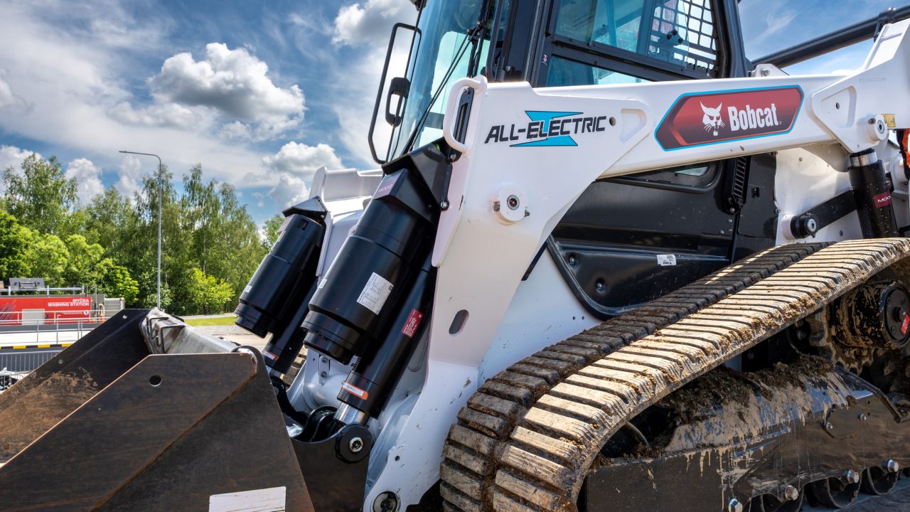 Bobcat T7X in campo. E' un vero fulmine a ciel sereno! | e-construction