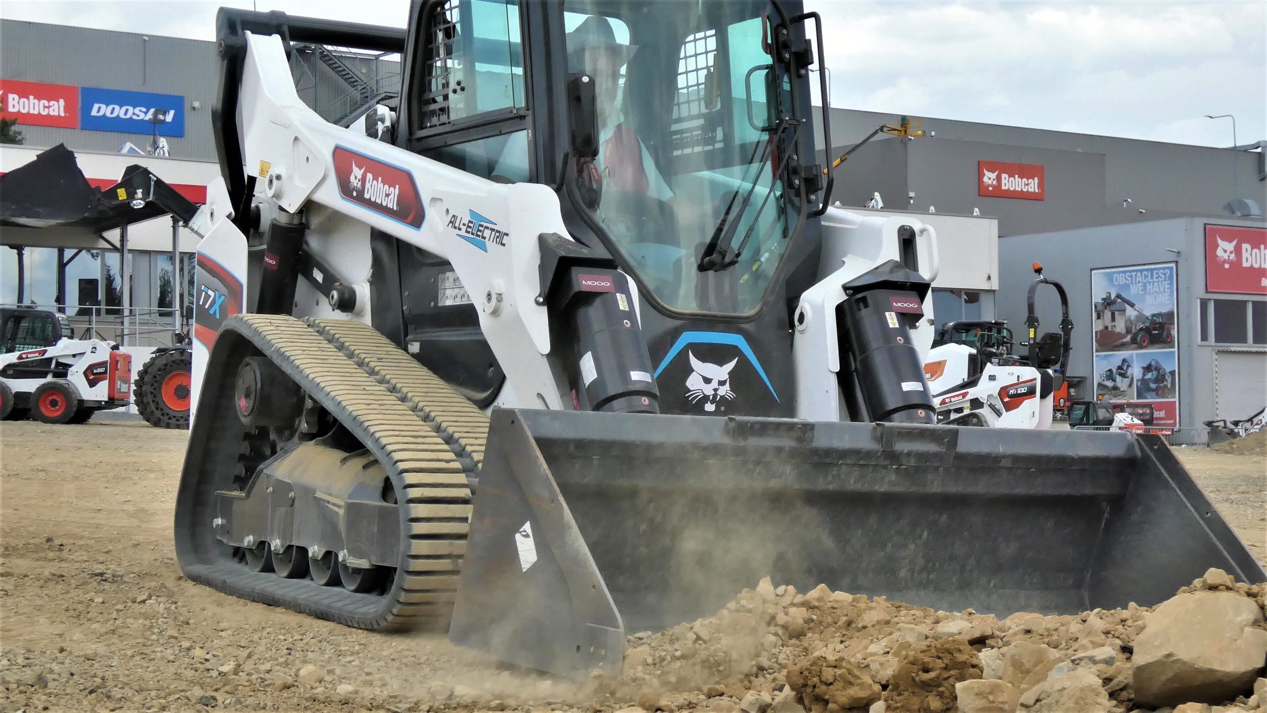 Bobcat T7X in campo. E' un vero fulmine a ciel sereno! | e-construction