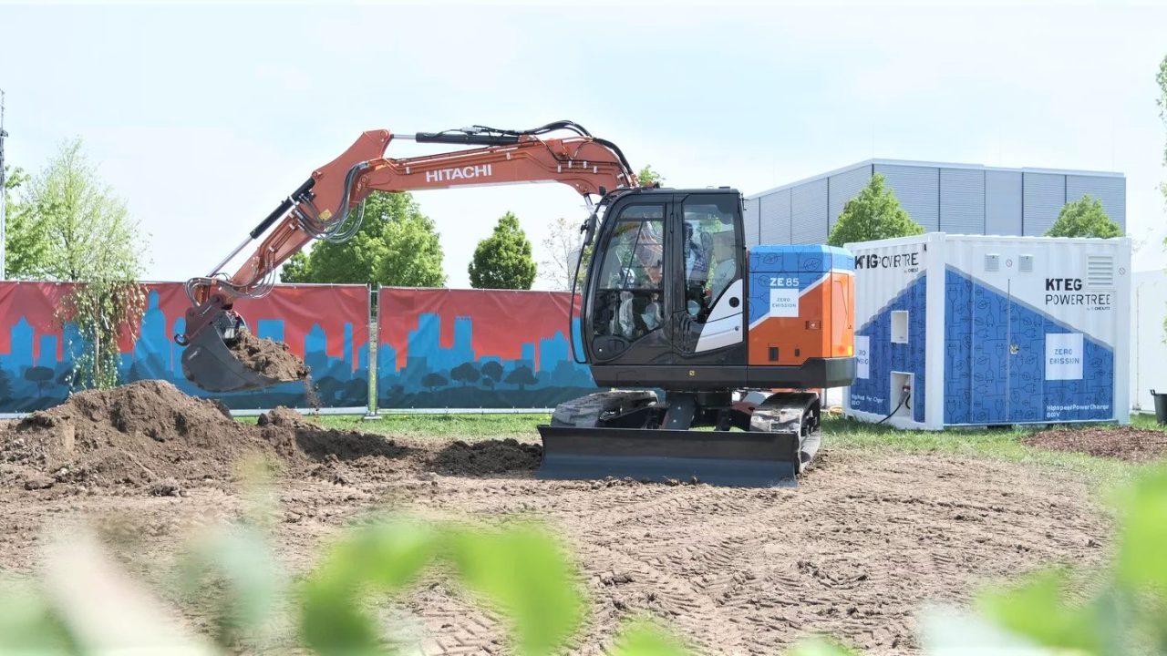 Hitachi, arriva il mini elettrico ZX55U-6EB | e-construction