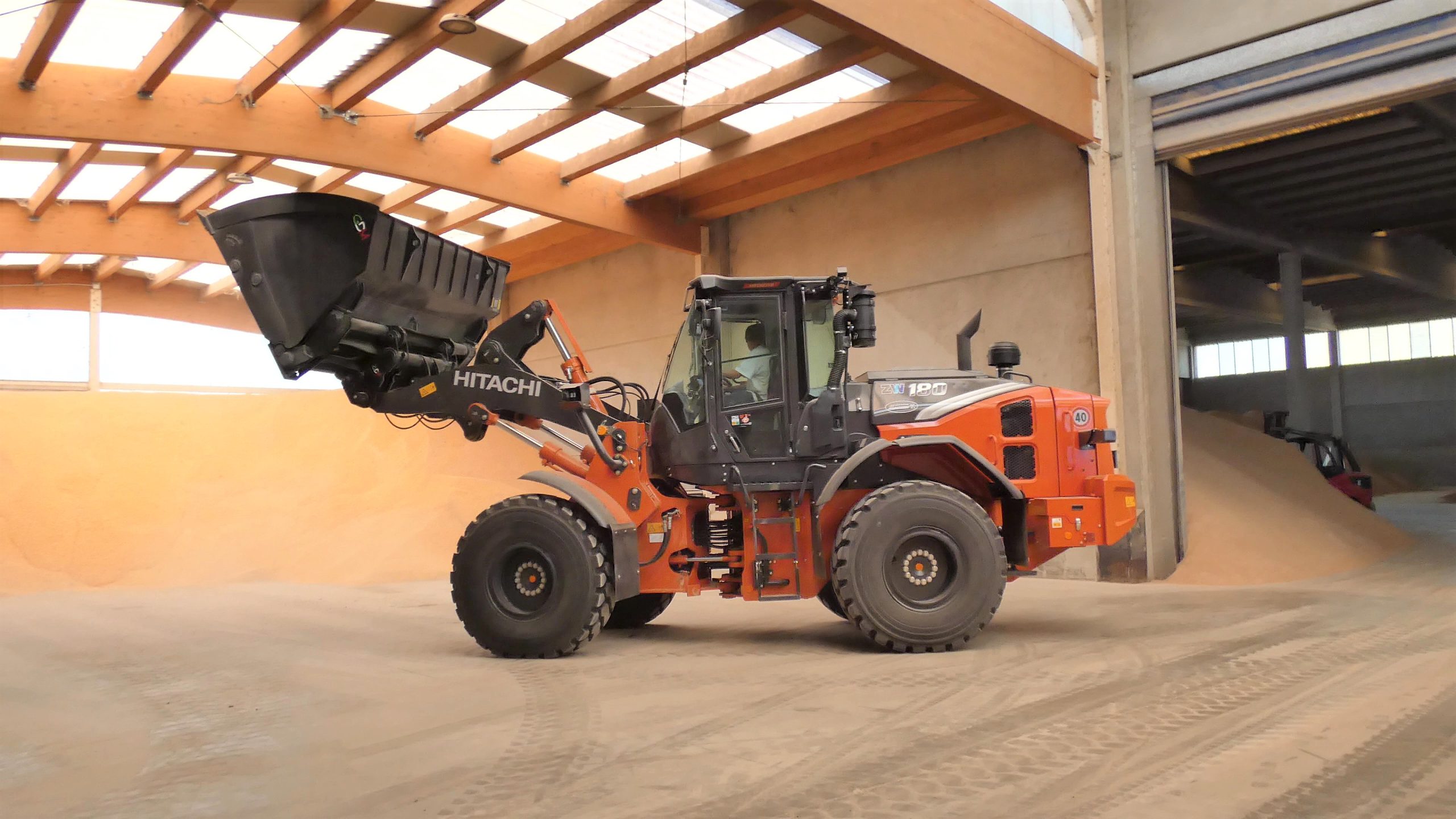 Hitachi ZW180-7, gommata per ogni uso | e-construction