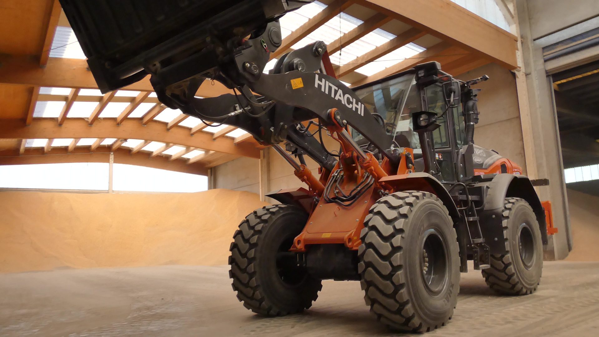 Hitachi ZW180-7, gommata per ogni uso | e-construction