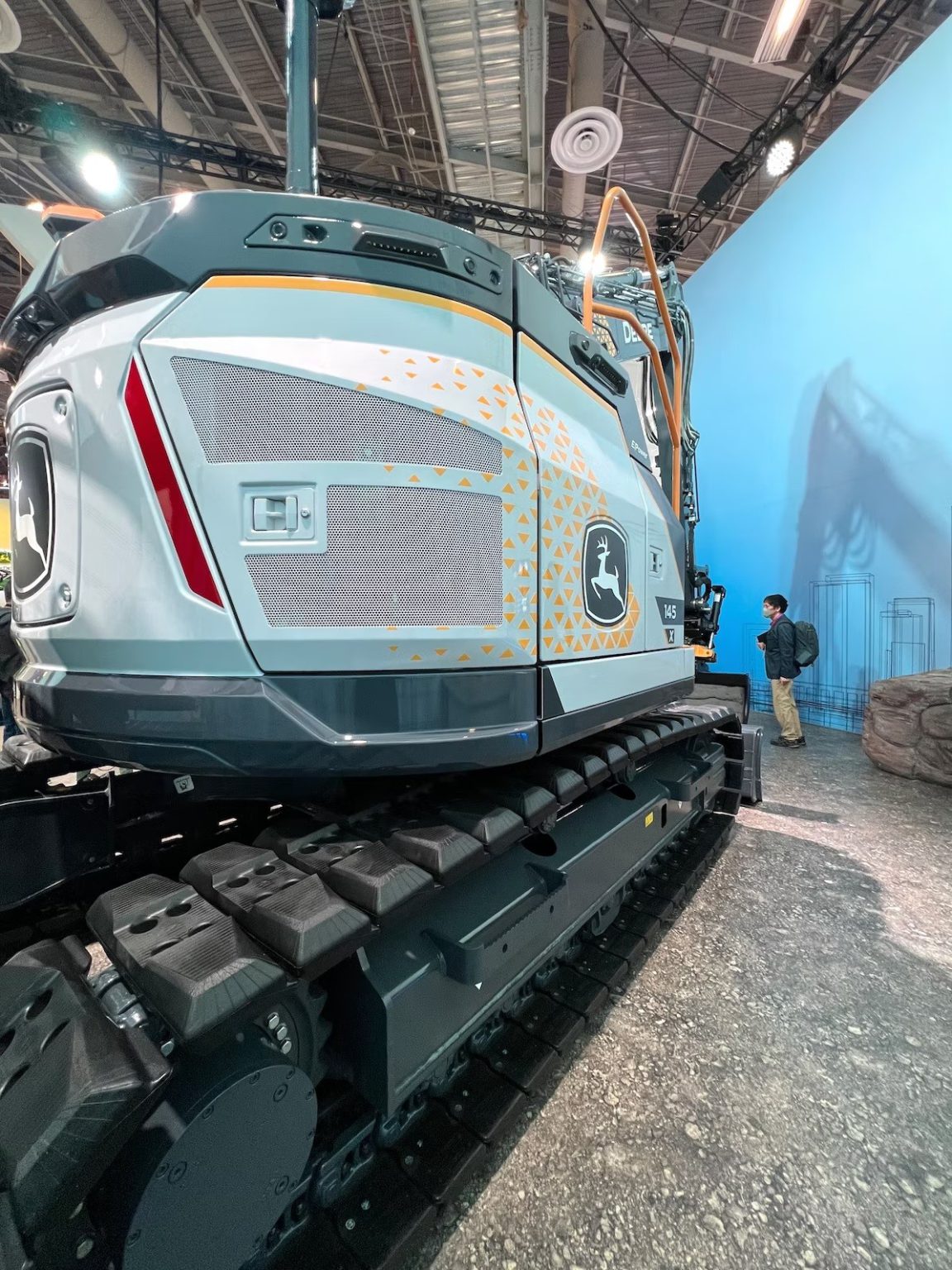 John Deere 145 X-Tier, ecco come sarà il futuro del Cervo | e-construction