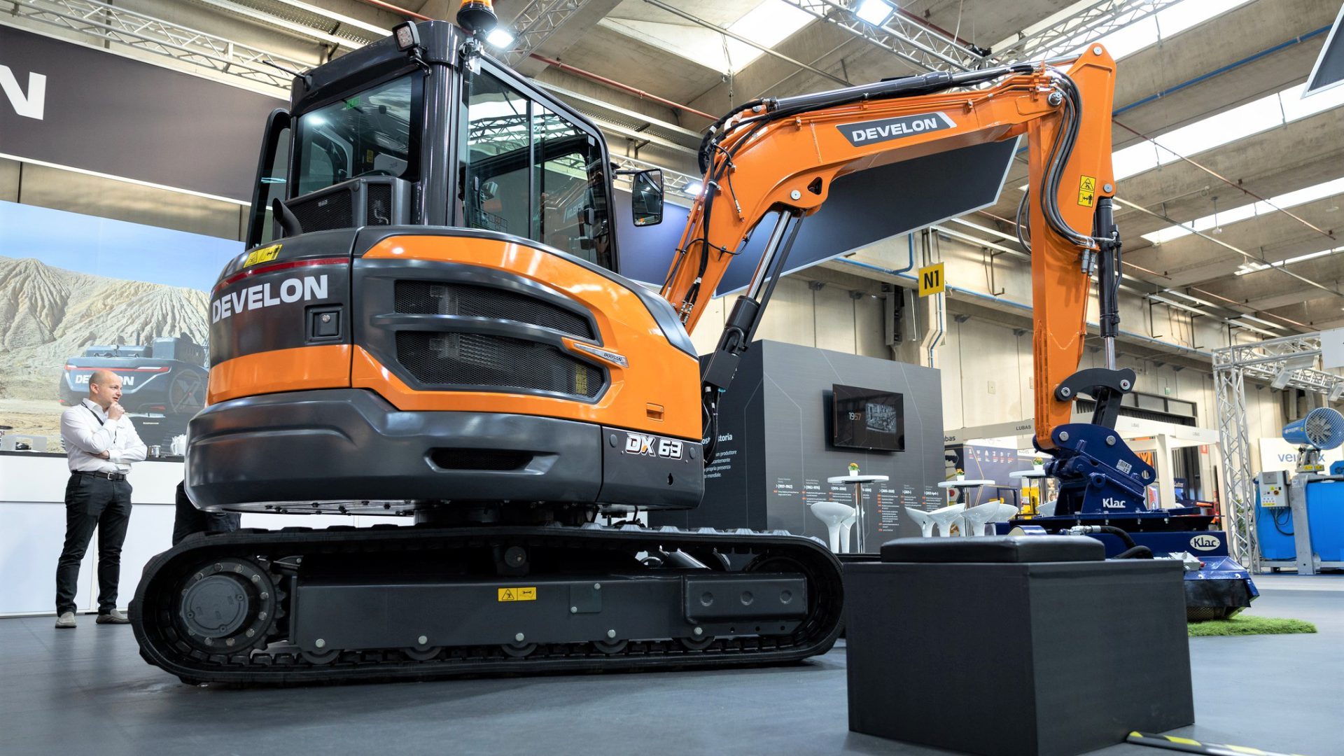 Develon, a Samoter per la prima volta in Europa | e-construction