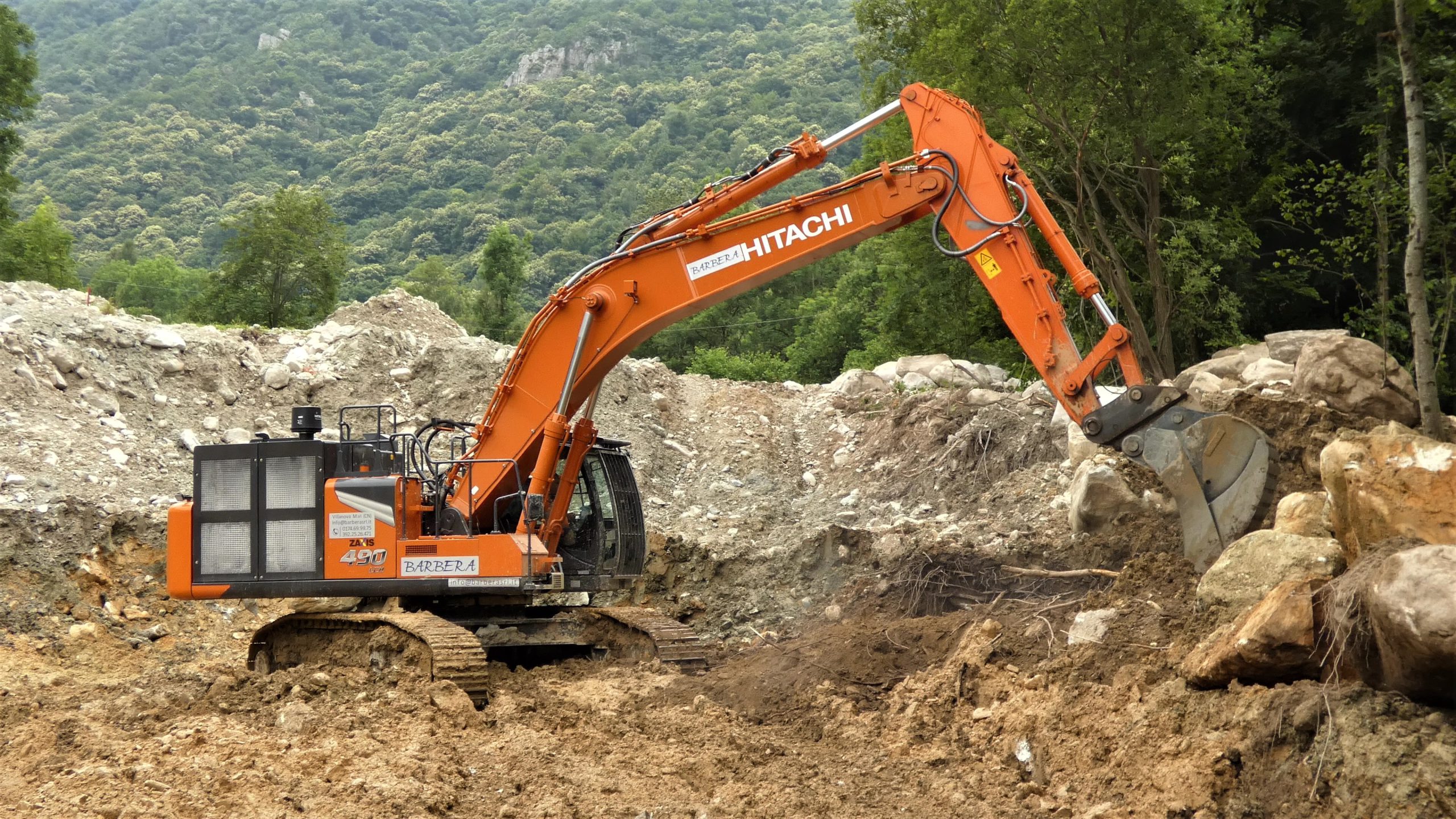 Hitachi ZX490LCH-7, in azione sulle Alpi Marittime | e-construction