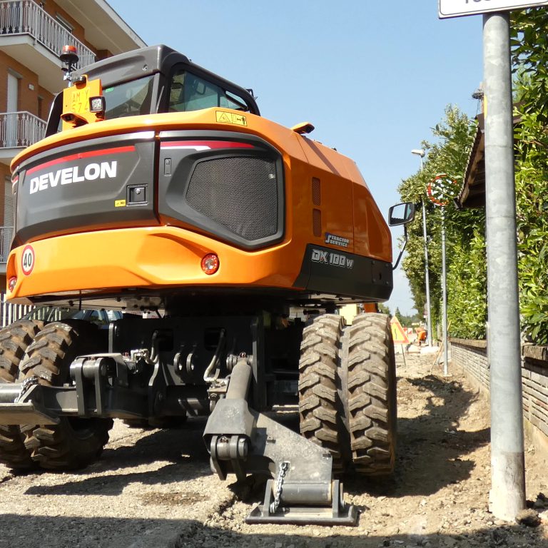 DEVELON DX100W-7, il video del primo in azione | e-construction