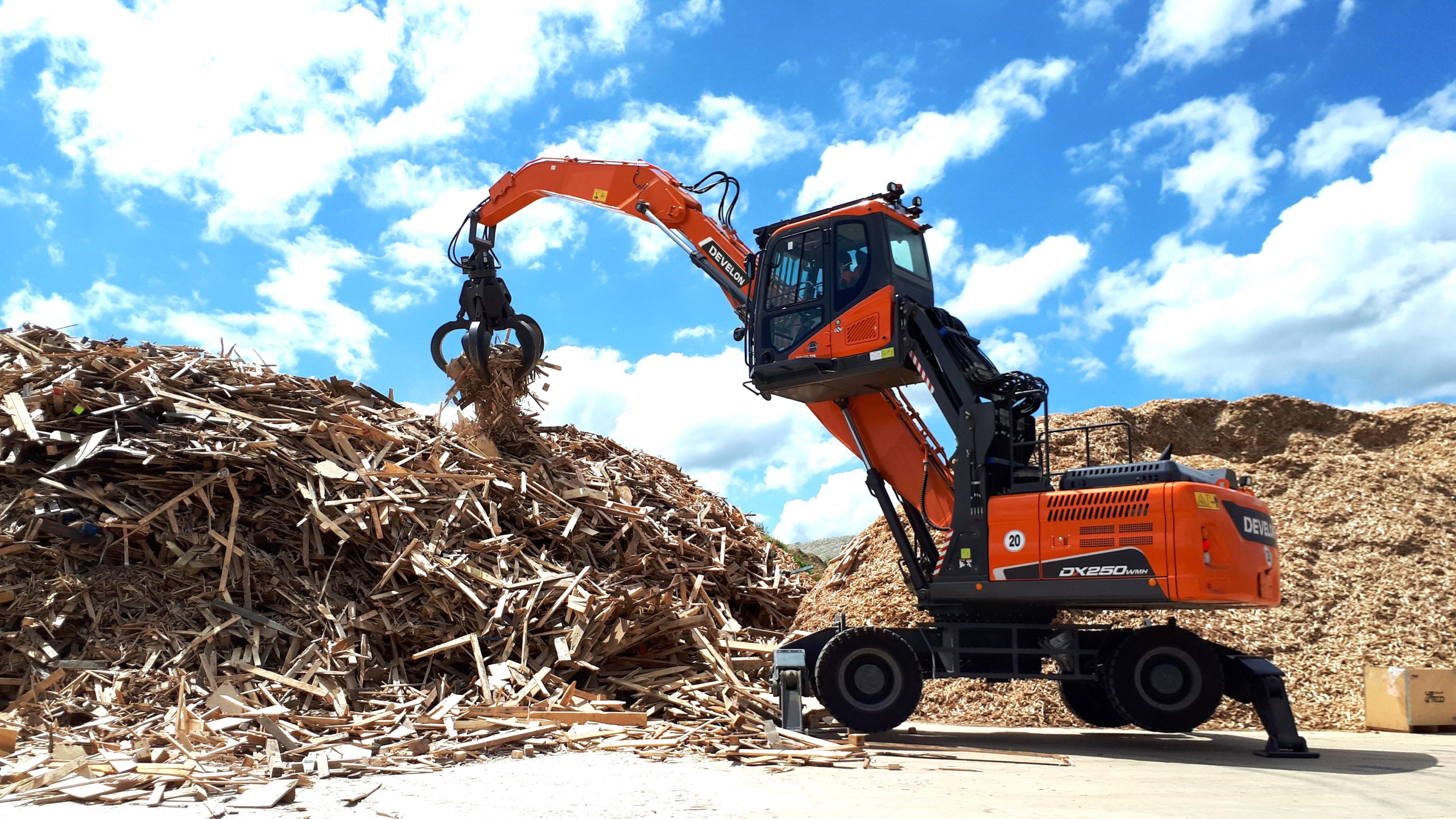 DEVELON, ecco i nuovi material handlers | e-construction