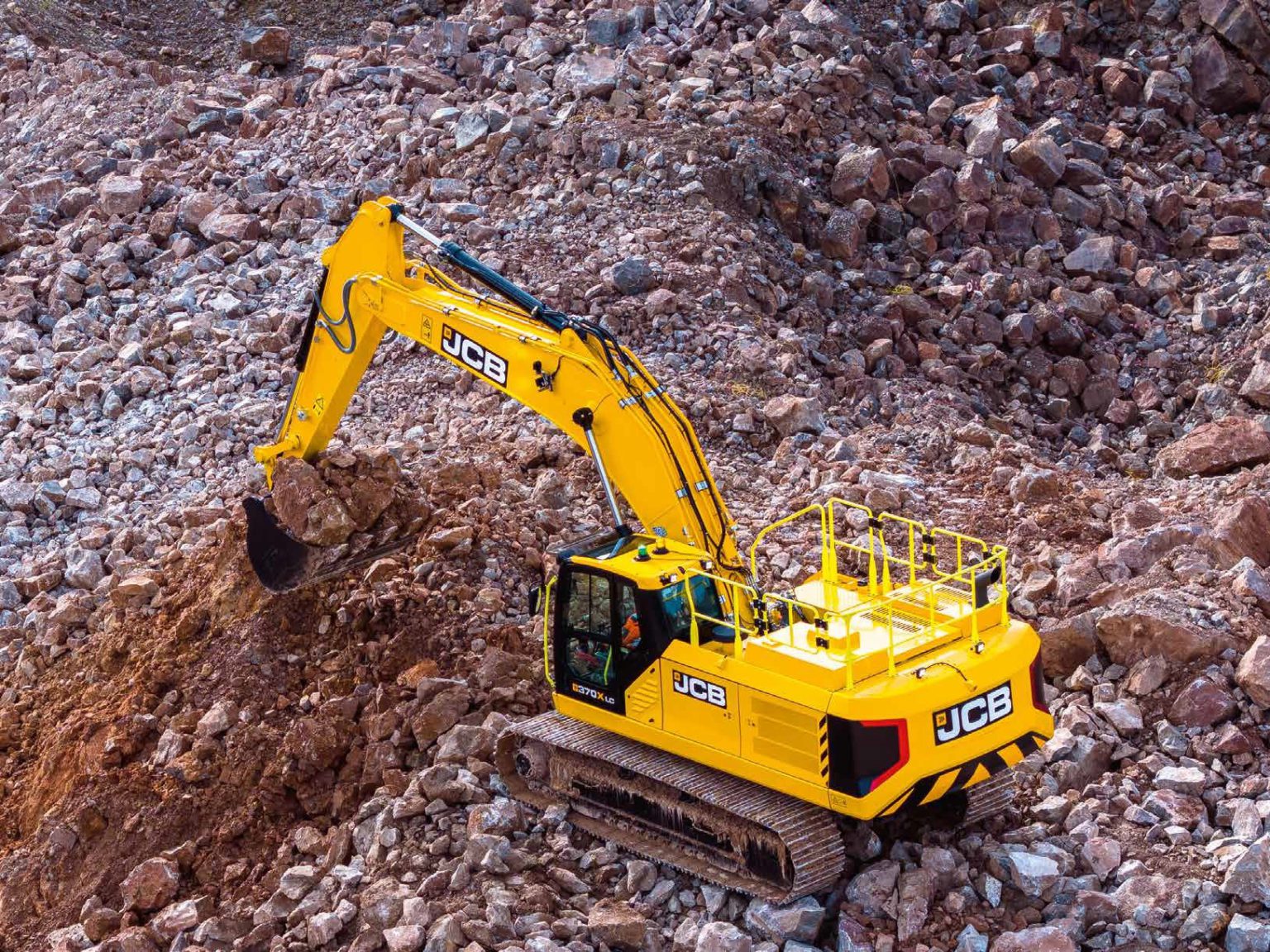 JCB ha presentato il nuovo escavatore 370X da 38 tonnellate