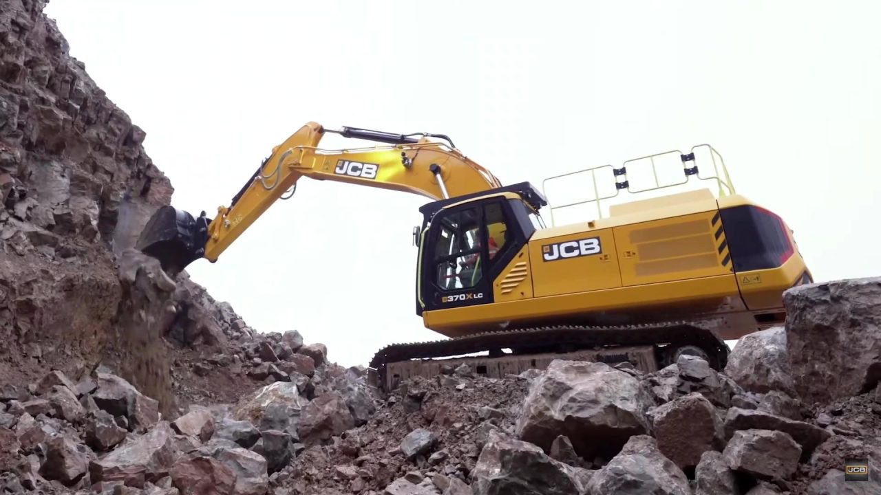 JCB ha presentato il nuovo escavatore 370X da 38 tonnellate