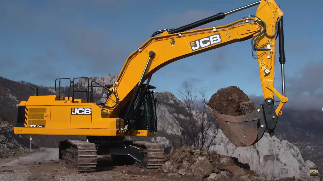 JCB ha presentato il nuovo escavatore 370X da 38 tonnellate