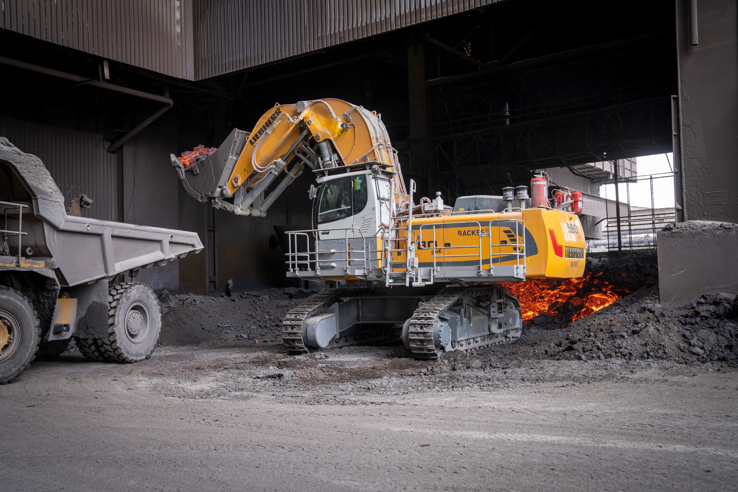 LIEBHERR R980SME, escavatore frontale in allestimento fonderia