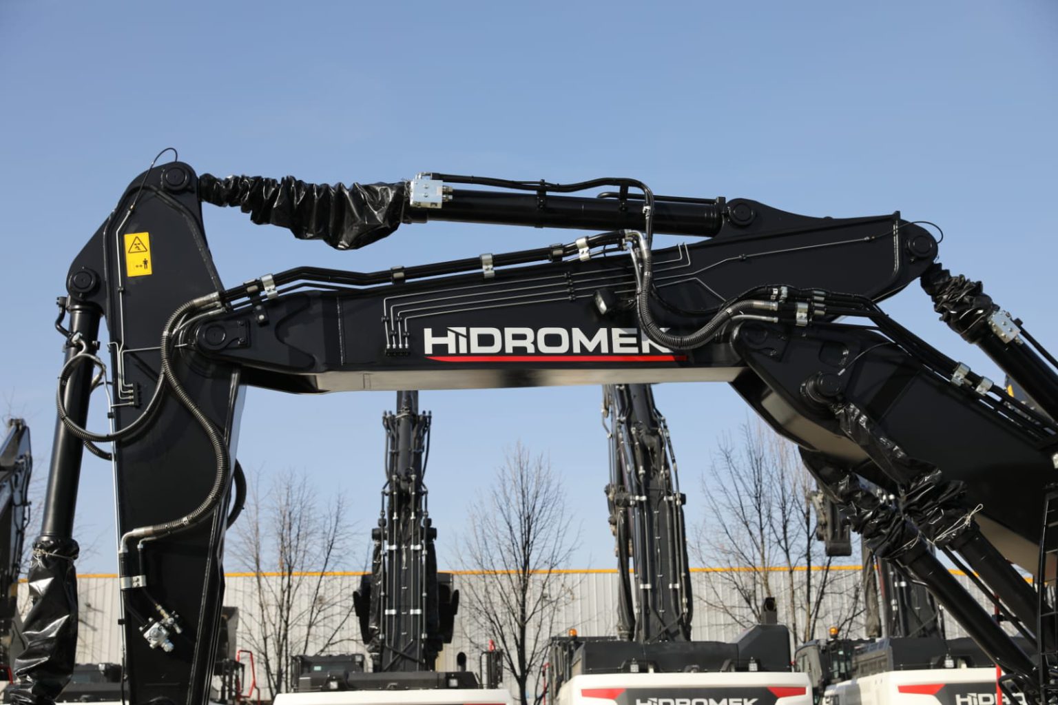 HIDROMEK presenta la versione triplice del suo HMK390NLC HD