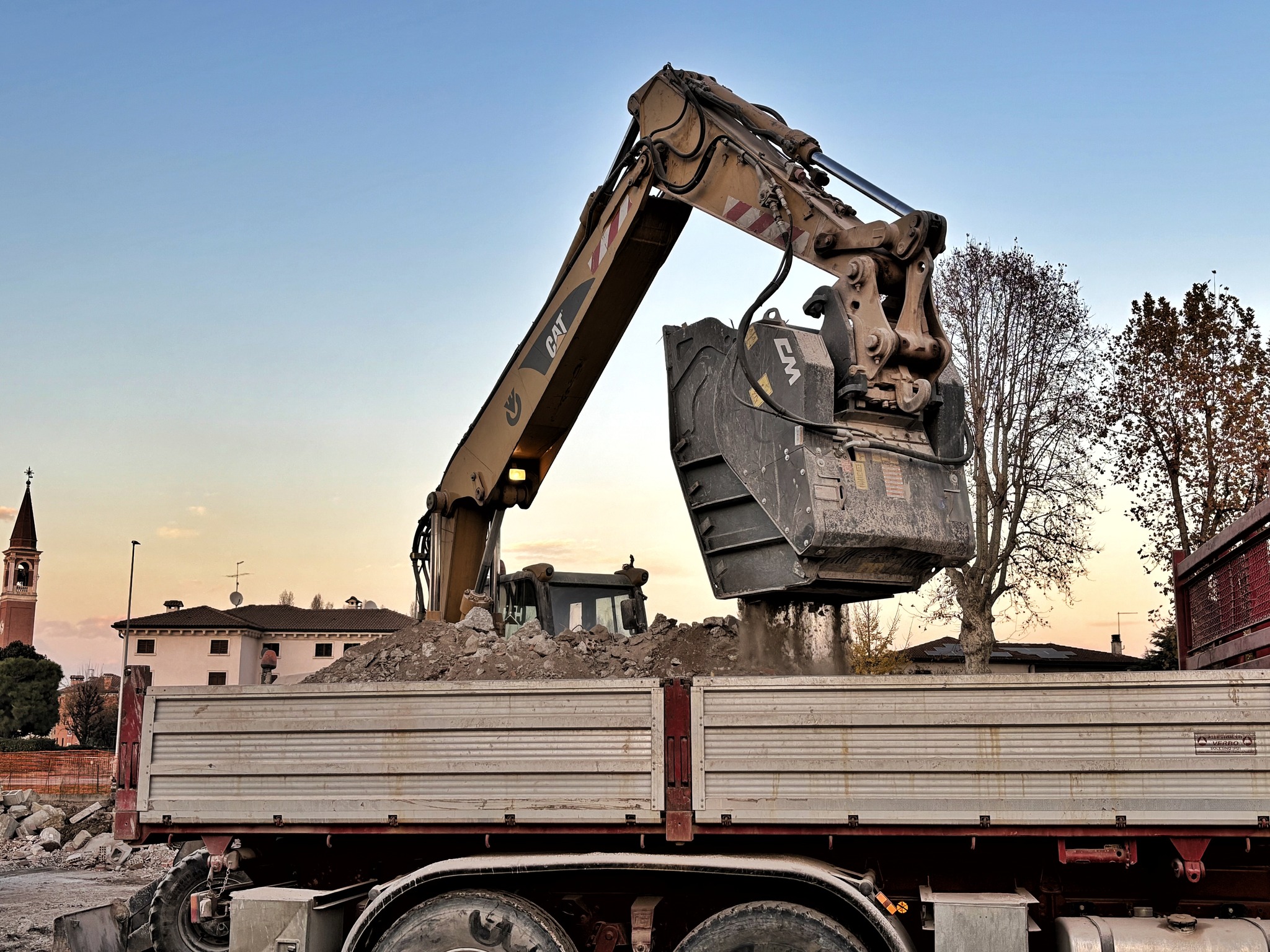 CM Crushing Machines mira al recycling con le benne frantoio CBF.