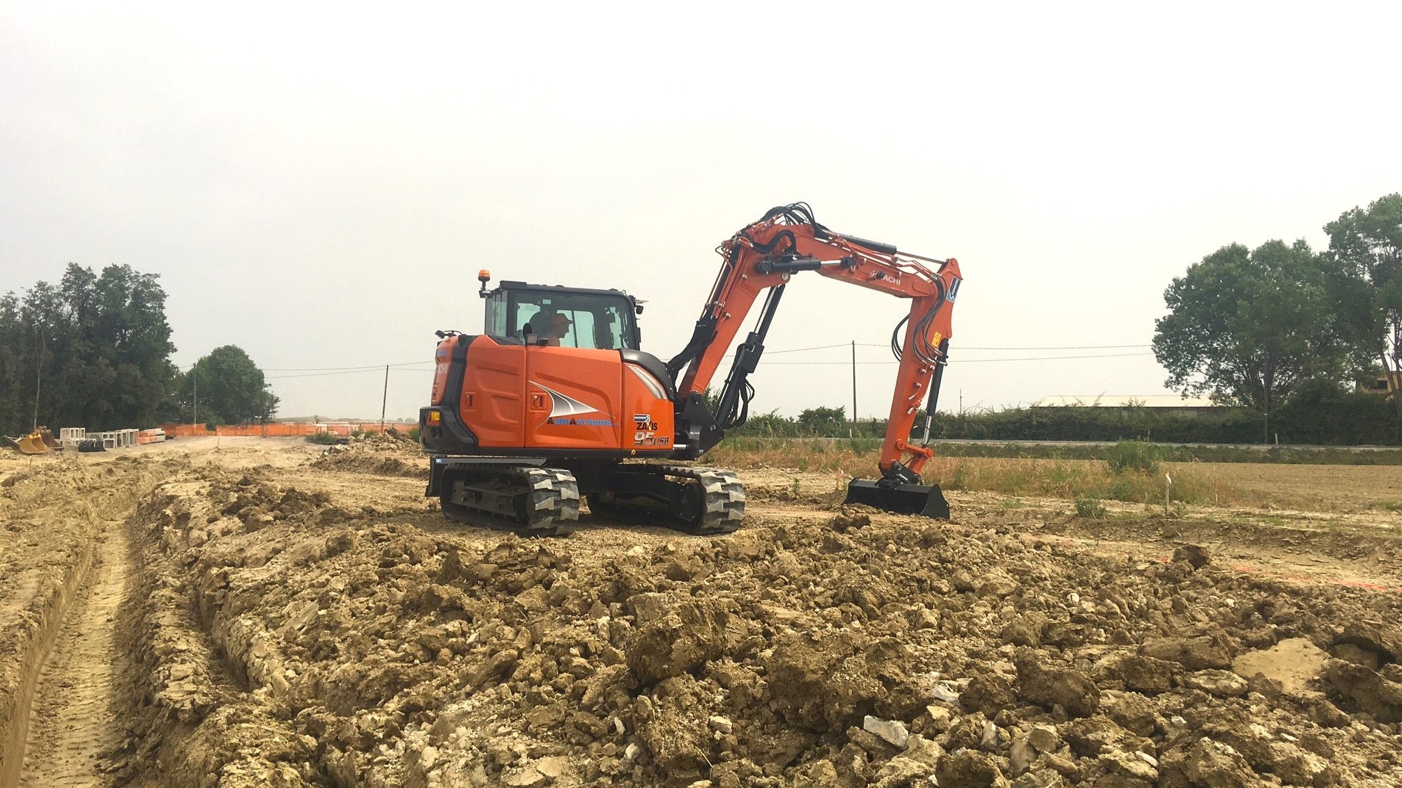 HITACHI lavora nel "Bosco dello Sport" con uno ZX95USB-7 triplice