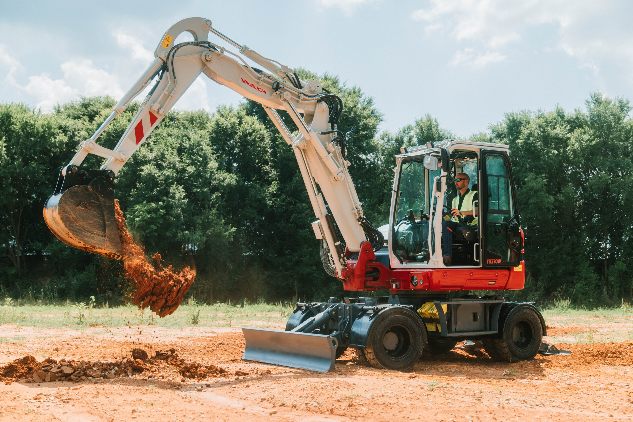 TAKEUCHI ha presentato il nuovo escavatore gommato TB370W.