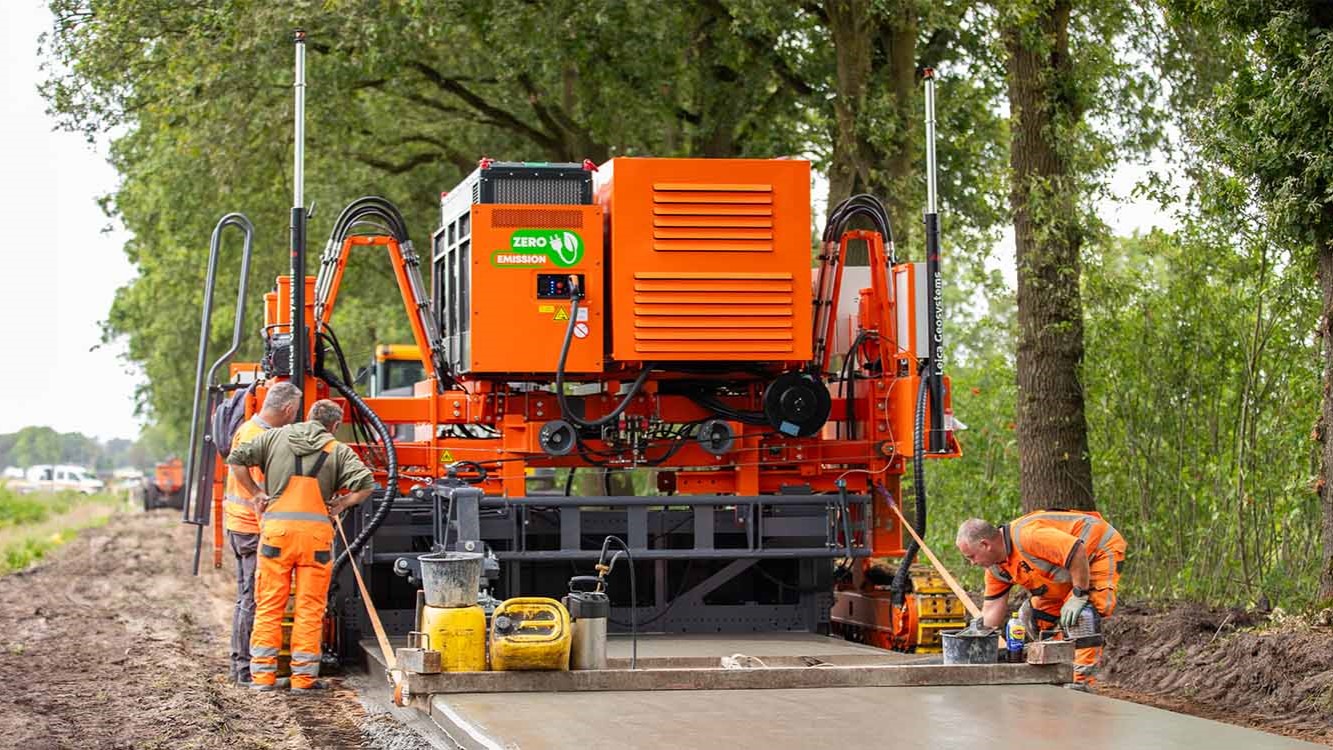 LEICA GEOSYSTEMS ha collaborato per la finitrice elettrica per cls