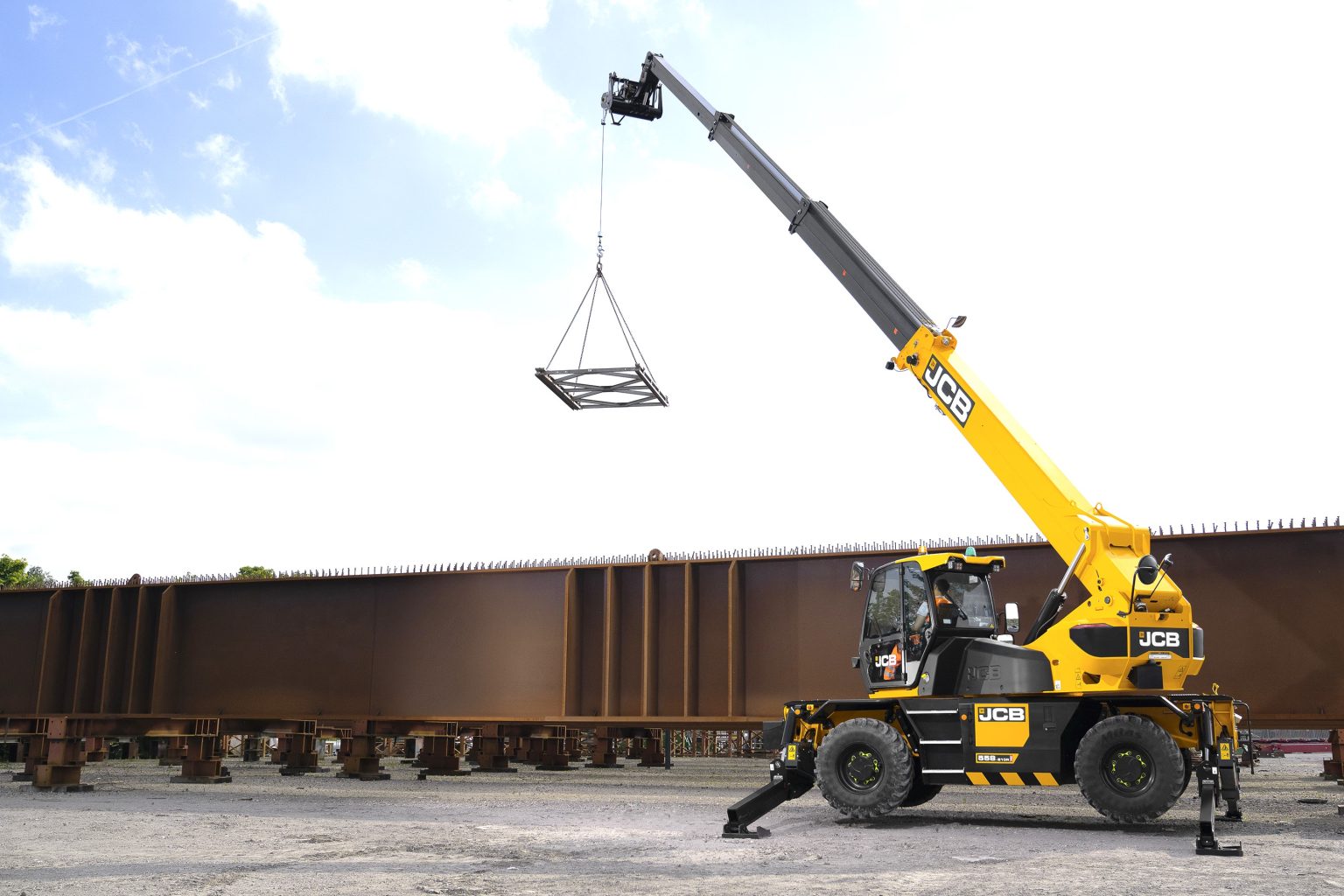 JCB migliora i sollevatori telescopici rotativi con i nuovi 558 PRO