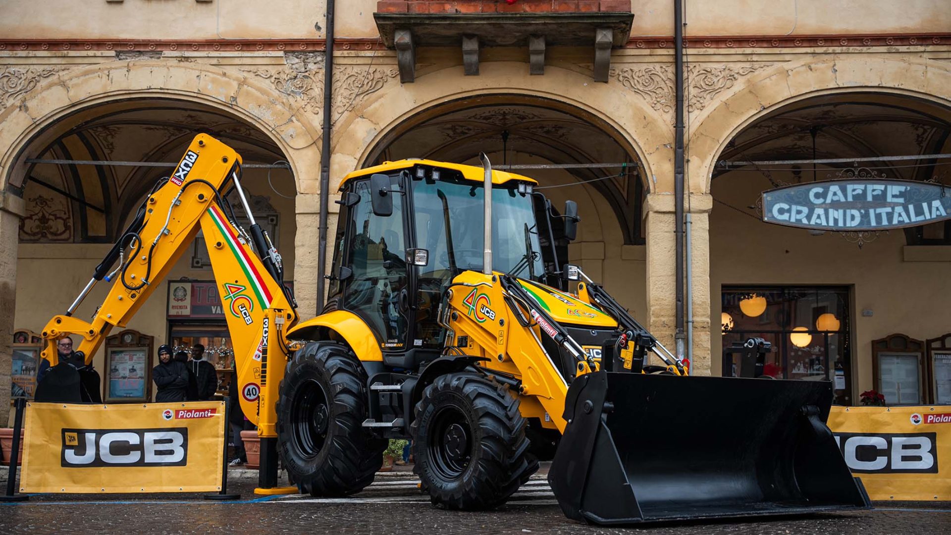 JCB Italia compie 40 anni. La consegna di una terna speciale