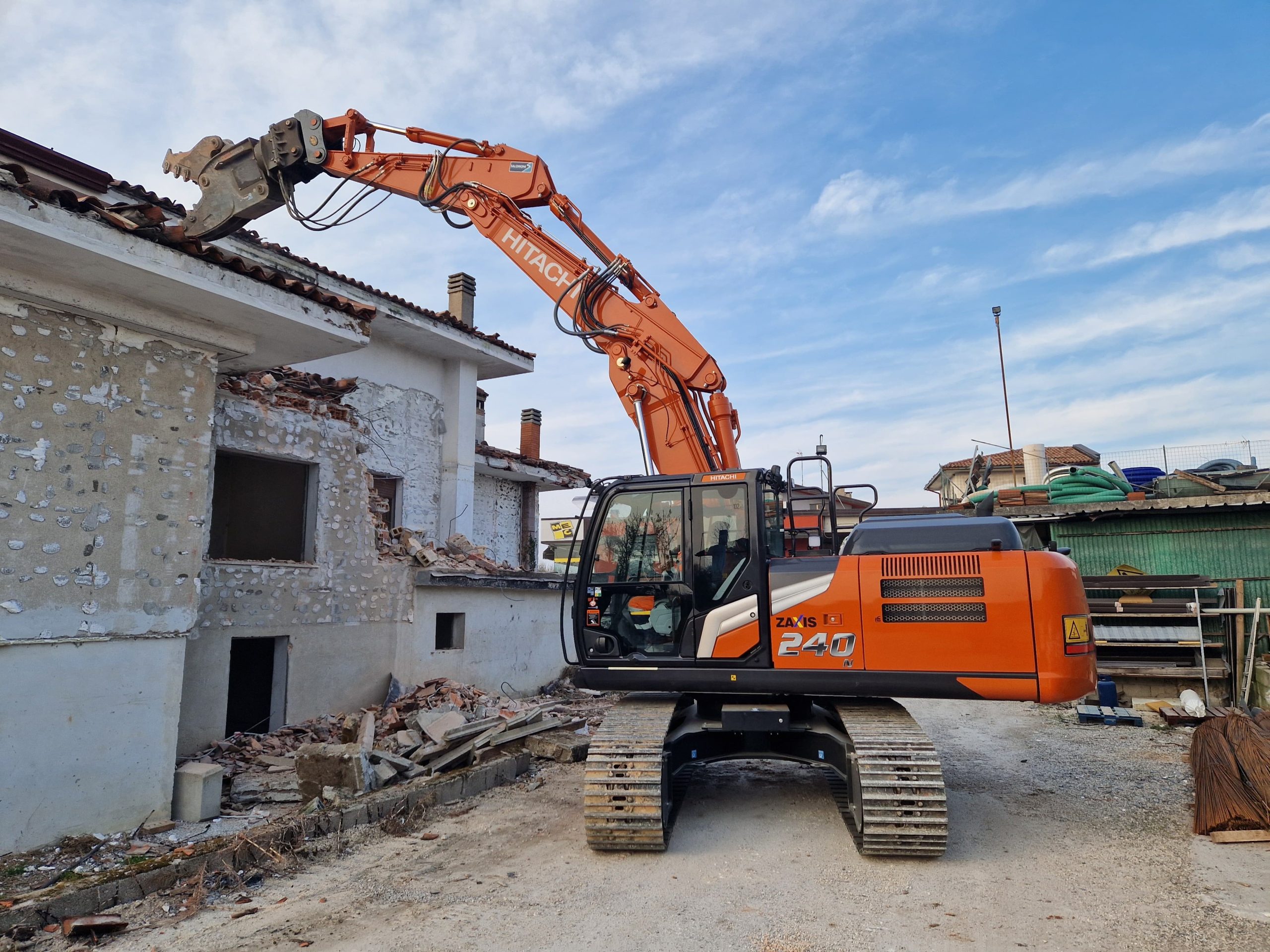 HITACHI. Escavatore ZX240-7 al lavoro da Meneguzzi Costruzioni