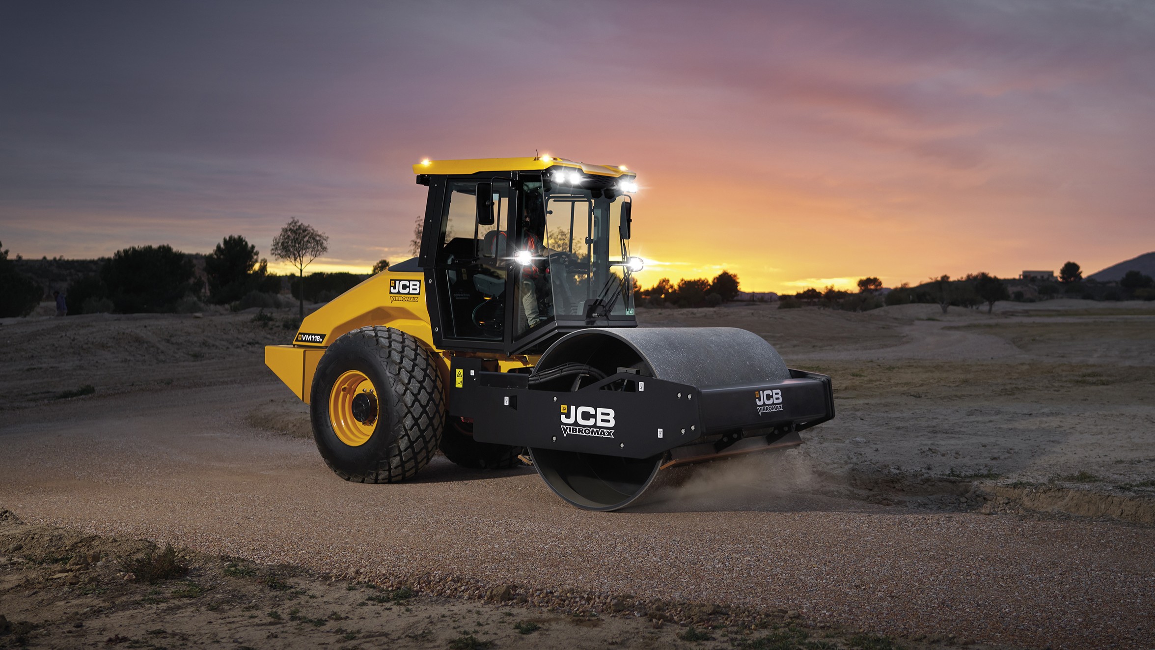 JCB presenta il nuovo rullo ferro-gomma da 12 ton VM118D