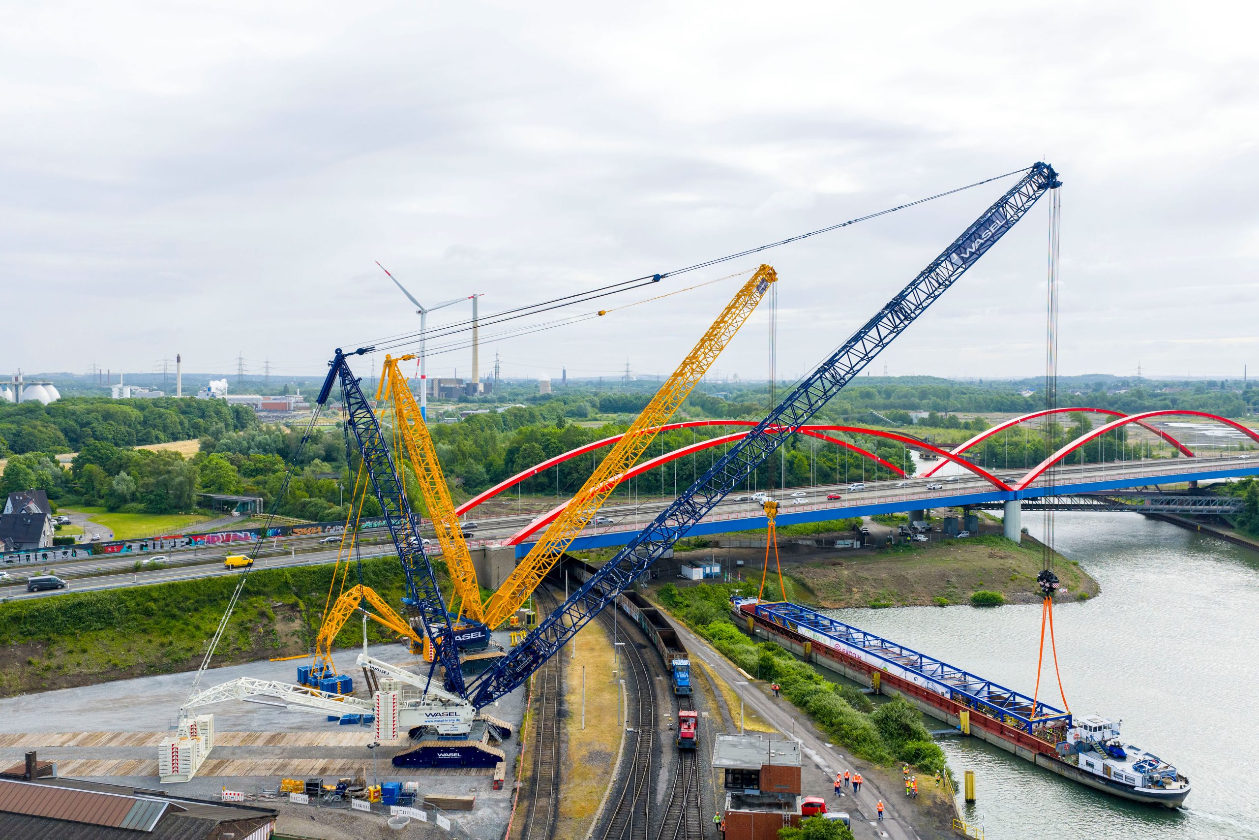 LIEBHERR. All'opera con due gru LR 11000 per i lavori di un ponte