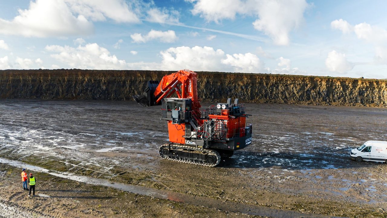 Hitachi ha consegnato in Francia il primo EX2000-7 in Europa