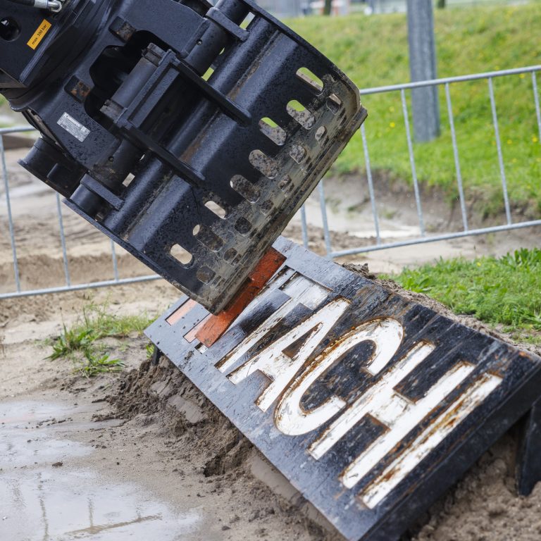 HITACHI LANDCROS: la sfida per i migliori operatori d'Europa.
